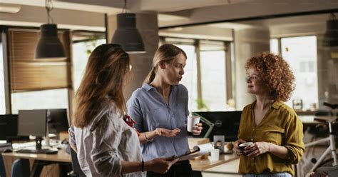 사무실에서 동료들이 이야기하고 재미있게 지냅니다 함께 일하는 친구들 사진 Unsplash의 세르비아 이미지