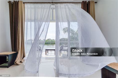 현대적인 빈 호텔 객실에서 강의 경치가 아름다운 탁 트인 발코니 창에 바람이 부는 커튼 바람에 대한 스톡 사진 및 기타 이미지 바람 커튼 창문 Istock