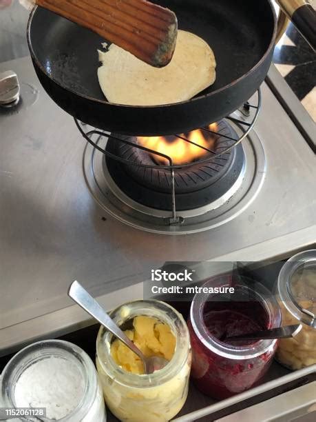 호텔 레스토랑 아침 식사 요리사 요리 집에서 만든 미국 스타일 팬케이크 조리법 비 스틱 팬케이크 크레페 프라이팬 캠핑 가스 난로 밥 솥 호 브 설탕과 잼의 항아리 레몬 커드