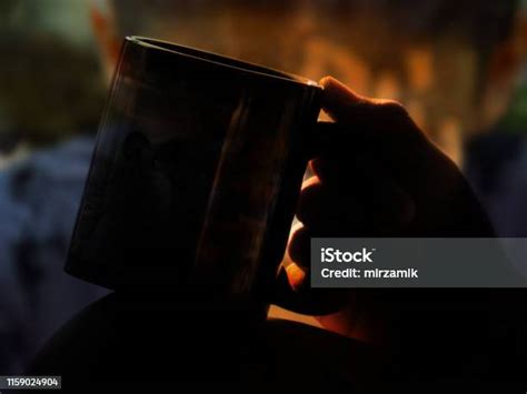 그의 손에 검은 색 유리 커피 잔과 배경에 인간의 얼굴을 들고 인간의 손의 창조적 인 조작 샷 개념에 대한 스톡 사진 및 기타 이미지 Istock