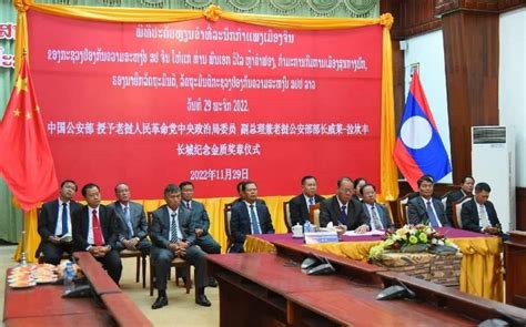 ພົນເອກ ວິໄລ ຫຼ້າຄຳຟອງ ໄດ້ຮັບຫຼຽນຄຳ ທີ່ລະນຶກກຳແພງເມືອງຈີນ ເປັນຄົນທຳອິດຂອງ ລາວ Updatelaos