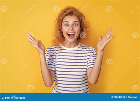 удивленное лицо красной девушки изолированное на желтом фоне лицо молодой рыжейки Стоковое