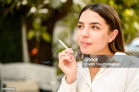 담배를 피우는 젊은 여성 건강에 해로운 습관과 야외 생활 방식 가정 생활에 대한 스톡 사진 및 기타 이미지 가정 생활 거실 건강한 식생활 Istock