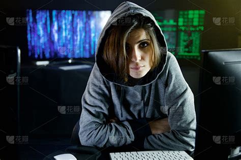 女黑客在电脑摄像头前写代码