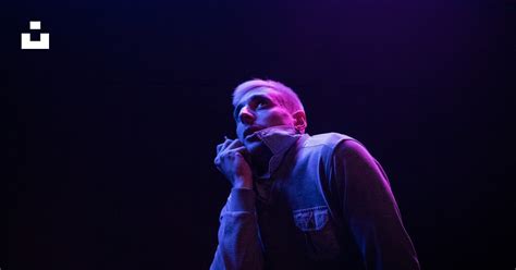 검은 재킷과 파란색 데님 청바지를 입은 남자가 마이크를 들고 있다 사진 Unsplash의 무료 키예프 이미지