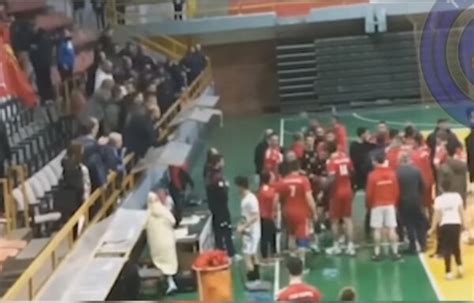 ОФМ ги изрече казните за тепачите од мечот во Велес Екипа