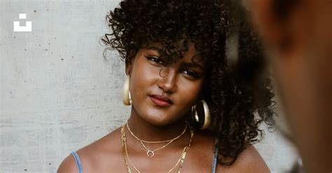 한 여자가 거울에 비친 자신의 사진을 찍고 있다 사진 Unsplash의 무료 에티오피아 이미지