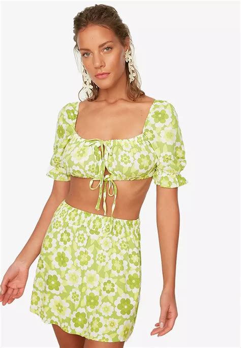 Jual Trendyol Floral Crop Top Bottom Set Original 2024 ZALORA Indonesia