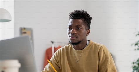 연필을 쓴 긴장된 청년이 온라인 수업 중에 메모를 하고 교사의 말을 들으면서 노트북 화면을 보고 있다 사진 Unsplash의 E 러닝 이미지