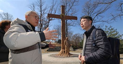 천주교황새바위순교성지 둘러보는 유인촌 장관