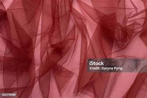 주름이 구겨진 빨간 얇은 명주 그물 원단의 질감이 핑크 배경 클로즈업 모형에 대한 배경 0명에 대한 스톡 사진 및 기타 이미지 0명 거즈 건강관리와 의술 Istock