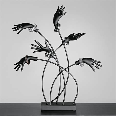 ΚΟΥΚΛΕΣ ΒΙΤΡΙΝΑΣ ΧΕΡΙΑ ΣΤΑΝΤ ΠΑΡΟΥΣΙΑΣΗ ΑΞΕΣΟΥΑΡ