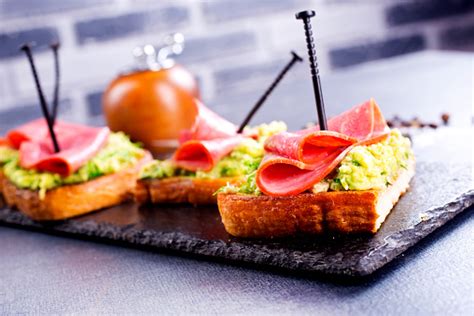 프로슈토와 아보카도를 곁들인 통곡물 빵 샌드위치 깨끗한 식사 건강한 아침 식사 평면도 평면도 개념에 대한 스톡 사진 및 기타 이미지 Istock