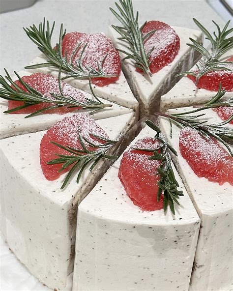 릴리프 3월 1일 오늘도 매장 활짝 열어두었습니다 ️ 케이크 라인업 얼그레이 자몽 딸기 생크림 바스크 치즈케이크 단호박 인절미 치즈 딸기 초코 생크림