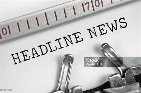 타자기의 상세한 매크로 근접 촬영 기자 입력 텍스트 헤드 라인 뉴스 대형 빈티지 정보 뉴스 레터 게시판 언론 Tv 라디오 인터넷 매스 미디어 은유 신문 잡지 방송 텔레비전