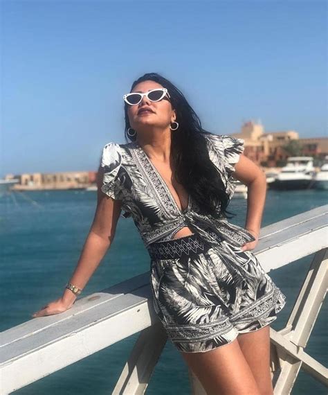 صور رانيا يوسف 88 إطلالة في مواجهة إثارة الجدل