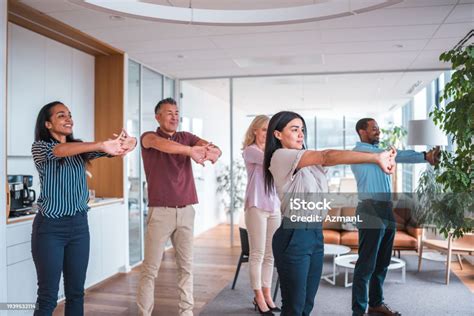 현대 직장에서 스트레칭 휴식을 취하는 다양한 사무직 근로자 운동에 대한 스톡 사진 및 기타 이미지 운동 휴식 중 사무실 Istock