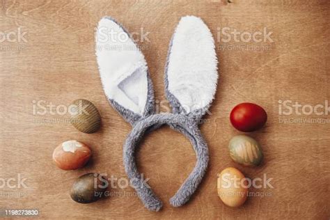 세련된 부활절 달걀 플랫 토끼 귀 텍스트 공간 소박한 테이블에 누워 나무 배경에 자연 염색 부활절 달걀 홀리데이 카드 개념에 대한 스톡 사진 및 기타 이미지 Istock