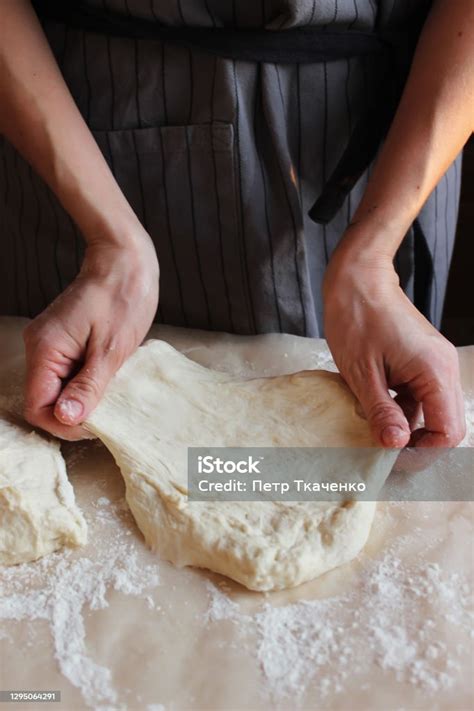 가정 여자의 손은 베이킹을위한 반죽을 형성한다 가족 축하 아내에 대한 스톡 사진 및 기타 이미지 아내 여자 제빵사