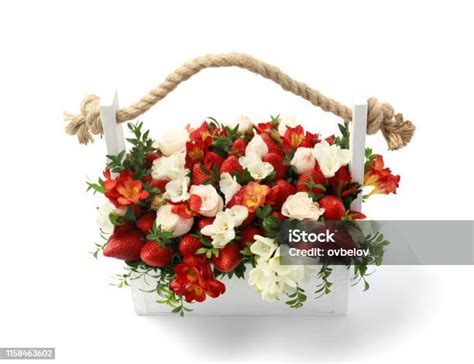 흰색과 빨간색 장미와 흰색 배경에 고립 된 잘 익은 딸기로 가득 흰색 나무 상자 개념에 대한 스톡 사진 및 기타 이미지 개념