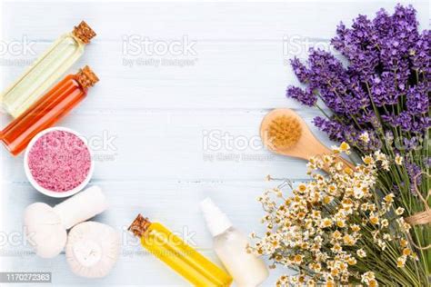 그루밍 제품 과 흰색 나무 테이블 배경에 신선한 라벤더 꽃다발 건강관리와 의술에 대한 스톡 사진 및 기타 이미지 건강관리와 의술 독일 목재 재료 Istock