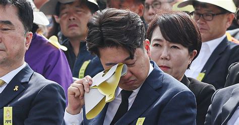 눈물 흘리는 이준석 대표