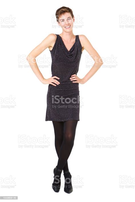 고립 된 흰색 배경에 검은 드레스와 전체 길이 행복 한 젊은 여자 20 29세에 대한 스톡 사진 및 기타 이미지 20 29세