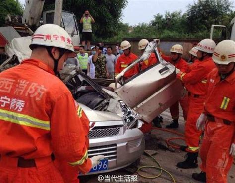 小伙开车回家，遭几十吨搅拌车压扁