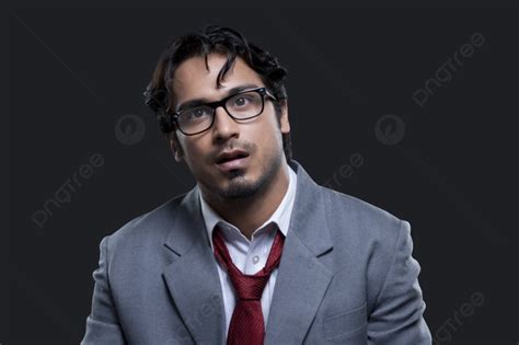 黒の背景に混乱している青年実業家 写真 無料ダウンロードのための画像 Pngtree