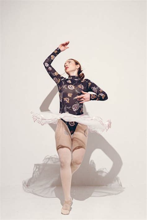 Bailarina Elegante Dançando Graciosamente · Foto Profissional Gratuita
