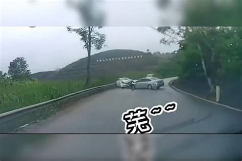 道路被车祸完全拦住，刹不住车的司机只能无奈嚎叫