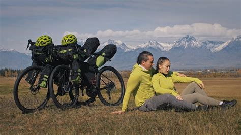 남자와 여자는 자전거 포장과 함께 여행 혼합 지형 사이클여행에 여행 두 사람은 자전거 가방을 들고 여행합니다 산눈 덮인 2명에 대한 스톡 사진 및 기타 이미지 Istock