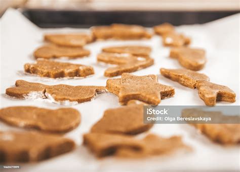 크리스마스 패스트리 진저 브레드 쿠키 흰 종이에 전통적인 크리스마스와 새해 과자를 먹을 준비가되었습니다 0명에 대한 스톡 사진 및 기타 이미지 Istock