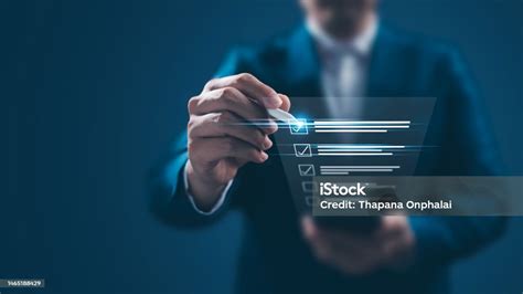 비즈니스 성과 모니터링 개념 스마트폰을 사용하는 사업가 온라인 설문조사 작성 디지털 양식 체크리스트 파란색 배경 비즈니스에 대한 스톡 사진 및 기타 이미지 Istock