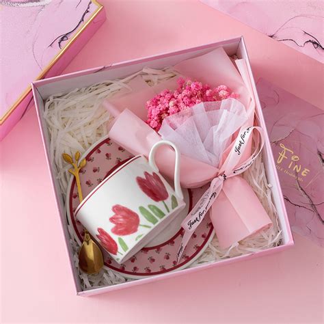 Сувенірний подарунковий набір Lesko 7f1 Pink чашка з блюдцем ложка букет із гіпсофіли фото
