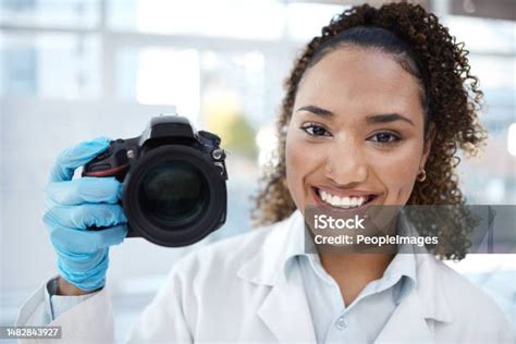 수사 범죄 현장 및 증거를 위해 법의학 실험실에 있는 흑인 여성의 카메라 사진 및 초상화 과학을 위한 소녀 및 디지털 사진을 사용한 연구 분석 및 관찰 20 24세에 대한