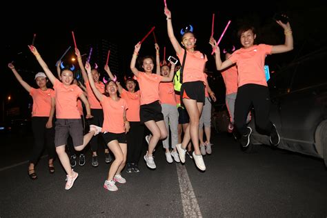 郑州实拍运动达人荧光夜跑弹跳展示好身姿