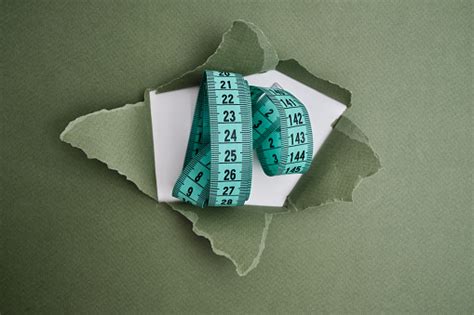 밝은 배경에 녹색 측정 테이프입니다 길이와 부피를 측정하기 위한 도구입니다 의류 산업 또는 인체의 부피를 측정하기 위한 테이프 0명에 대한 스톡 사진 및 기타 이미지