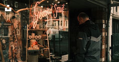 빨간색과 흰색 네온 불빛 간판 앞에 서 있는 검은 재킷을 입은 남자 사진 Unsplash의 무료 하를렘 이미지