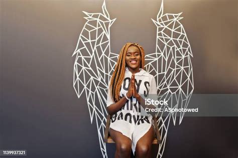 천사 날개 벽에 대 한 포즈 세련 된 캐주얼 옷에 아름 다운 아프리카 여성 그래피티에 대한 스톡 사진 및 기타 이미지 그래피티 성취 승리 동작 활동 Istock