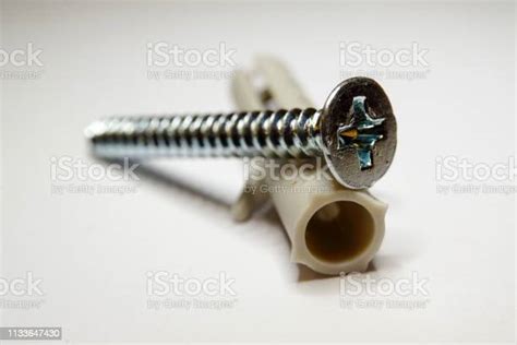부분 초점에 흰색 바탕에 크롬 나사 스레드와 베이 지의 맞춤핀의 매크로 클로즈업 0명에 대한 스톡 사진 및 기타 이미지 0명 강철 건설 산업 Istock
