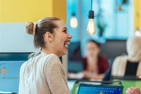 디지털 프로젝트를 담당하는 팀입니다 스타트업 비즈니스 환경에서 일하는 동료 그룹입니다 현대 사무실에서 즐거운 시간을 보내고 있는