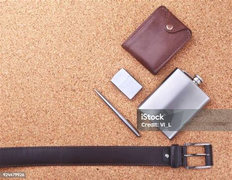가제트 및 밝은 나무 배경에 남자를 위한 액세서리 유행 남자 S 벨트 지갑 라이터 스테인리스 진보적인 플라스 크와 펜 가방에 대한 스톡 사진 및 기타 이미지 Istock