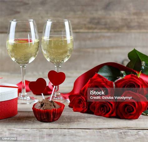 발렌타인 데이 컨셉 발렌타인 데이 흰색 배경에 꽃잎이 달린 빨간 장미 발렌타인 카드 발렌타인 데이 배너 엽서 선물 장미 리본 카피스페이스 0명에 대한 스톡 사진 및 기타