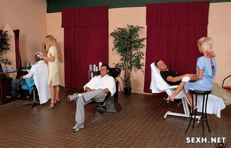 Раздвинули ноги перед посетителями Pic