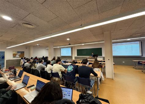 Oracle En Las Clases Del Alumnado Del Máster En Dirección Y Gestión De