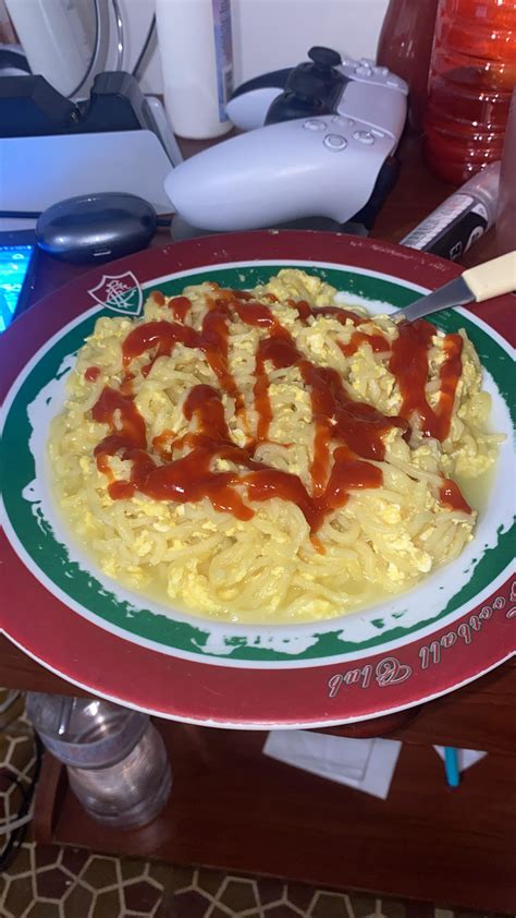 Miojo Com Ovo E Ketchup R Gororoba