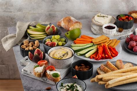 맛있는 음식들로 가득한 하이앵글 테이블 무료 사진