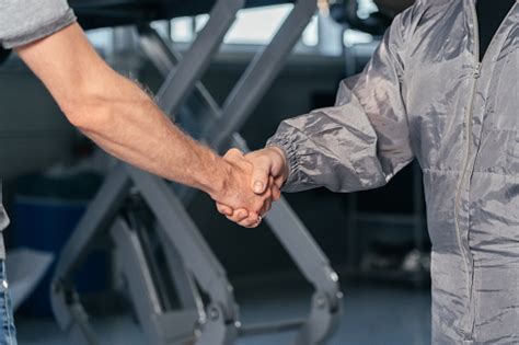 정비사 가 워크숍 차고에서 자동차 소유자와 악수 자동차 자동차 서비스 개념 2명에 대한 스톡 사진 및 기타 이미지 2명 검사 보기 고객 Istock