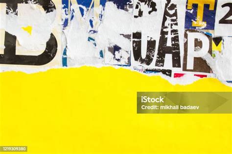문자와 숫자 텍스처 배경 클리핑에서 화려한 콜라주노란색 종이 플래카드 포스터의 찢어지고 벗겨 문자 메시지의 공간을 복사합니다 0명에 대한 스톡 사진 및 기타 이미지 Istock